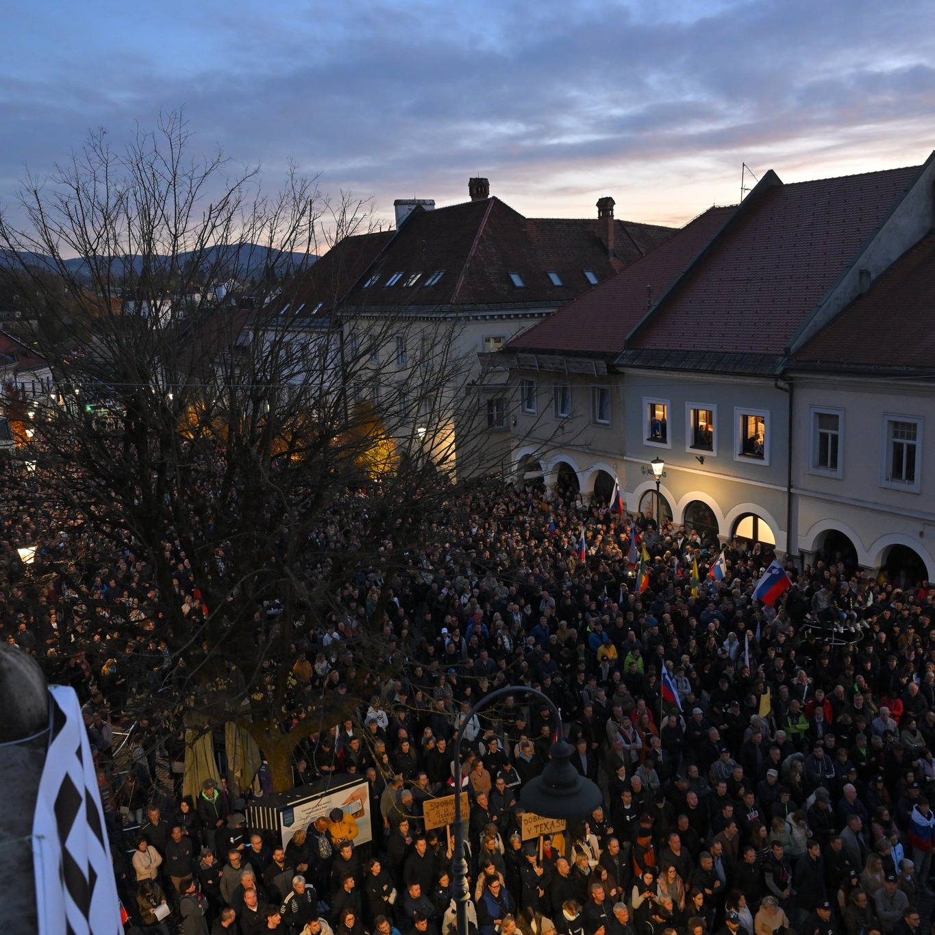 Zunajparlamentarne stranke zahtevajo ukrepe po nasilju v Novem mestu ...